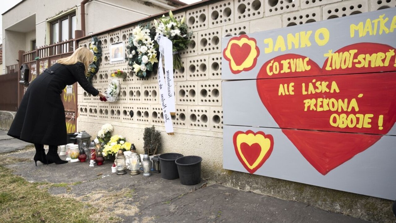 Pred domom zavraždenej dvojice horia sviečky. Pamiatku si prišla uctiť ...