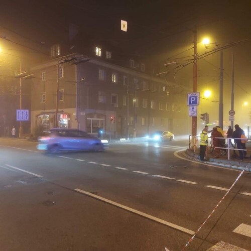 FOTO: V Bratislave na Prievozskej ulici vystreľovali kanálové poklopy | ta3