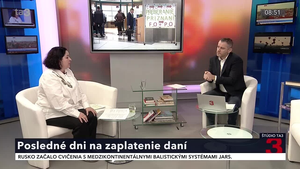 Podávanie daňového priznania sa blíži. Profesionálna účtovníčka ...