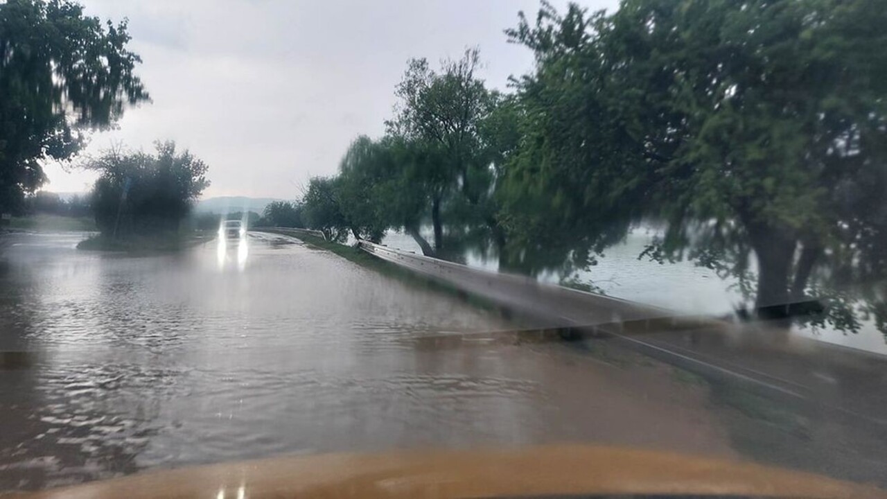 Slovensko sužovali silné búrky. Viaceré okresy zasiahli povodne | ta3