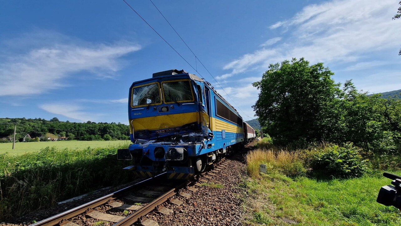 FOTO: V Hronskom Beňadiku sa zrazil vlak s kamiónom. Zranení majú byť ...
