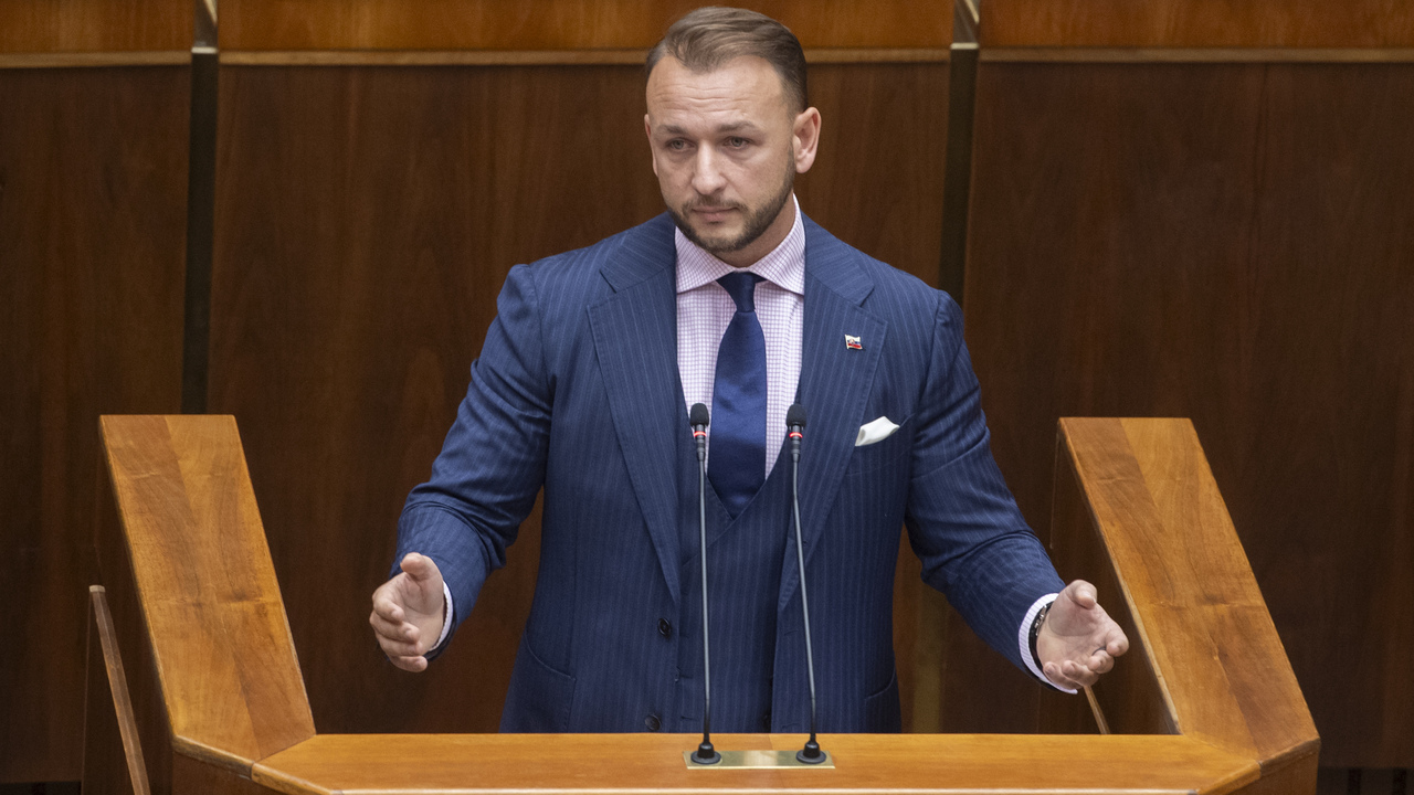 Rokovanie o odvolaní Šutaja Eštoka naťahujú, schôdzu prerušili do ...