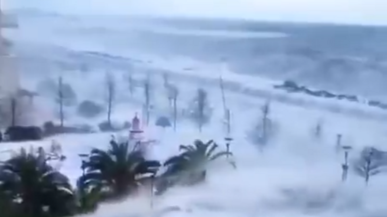 Nepriaznivé počasie sužuje Ukrajinu. Zima, dážď, ale aj nebezpečné vlny ...