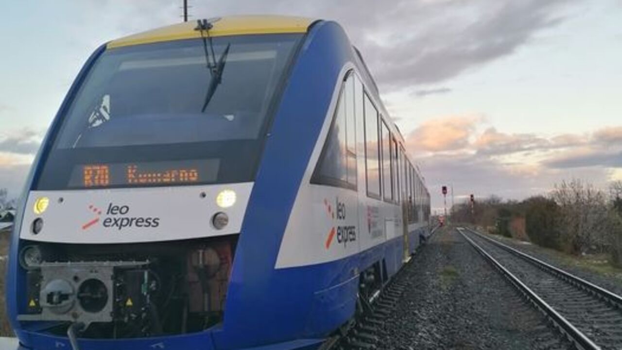 Nešťastie na trati. Vlak zrazil školáka, cestujúcich prepravuje ešte ...