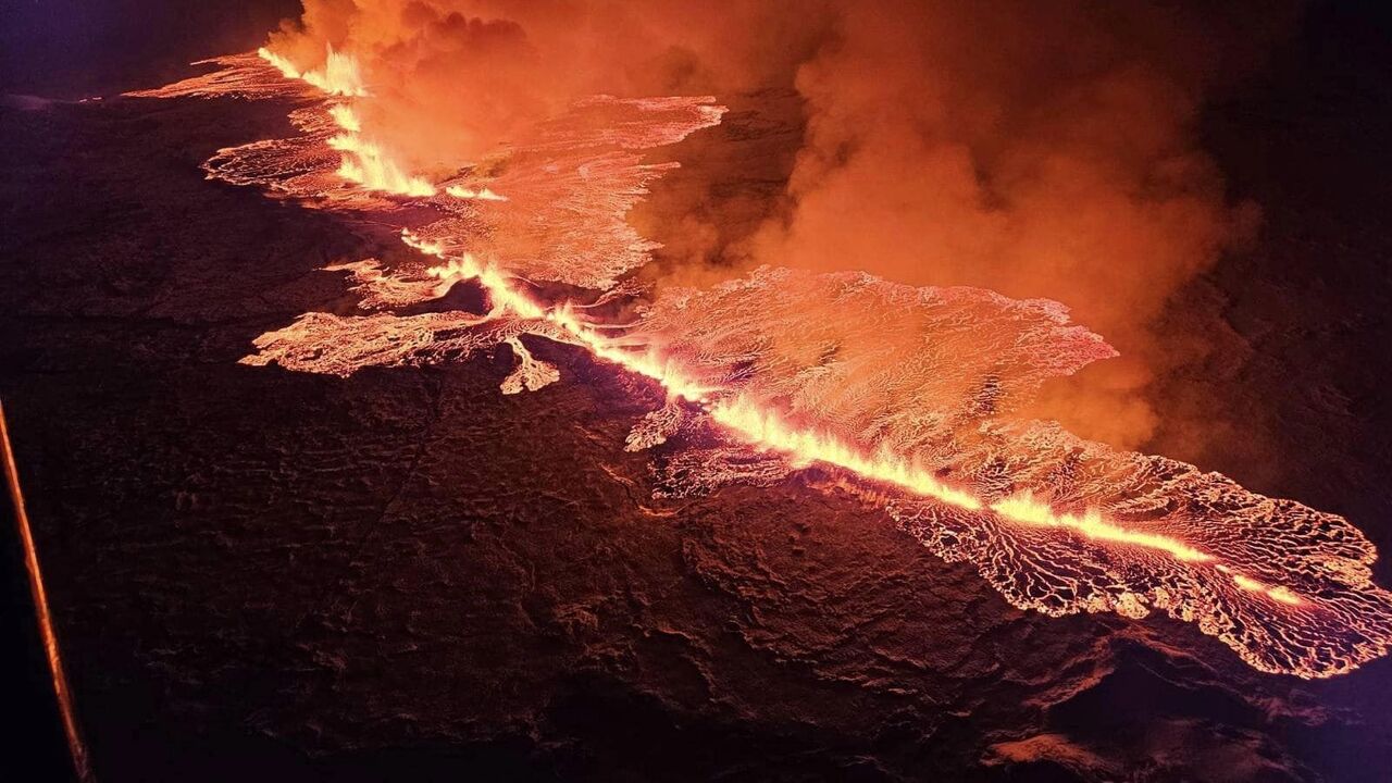 VIDEO: Na Islande po týždňoch erupcií vybuchla sopka. Láva chrlí z ...