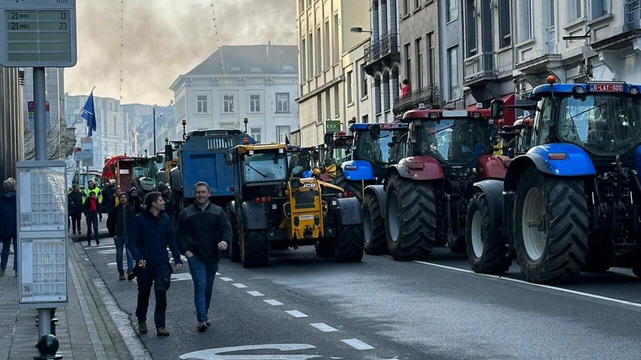 Protesty Farmárov sa stupňujú aj vo svete. Kolóna traktorov tiahne na ...