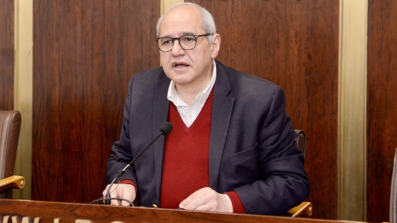 Spaním v práci protestuje. Poslancovi sa nepáči, že krajina je viac ako ...