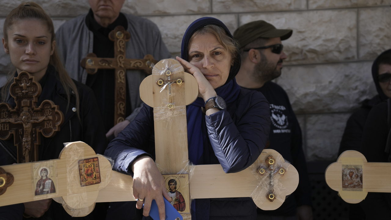 Pravoslávni veriaci po celom svete majú Veľkú noc. Ľudia ju oslávili za ťažkých podmienok aj v ...