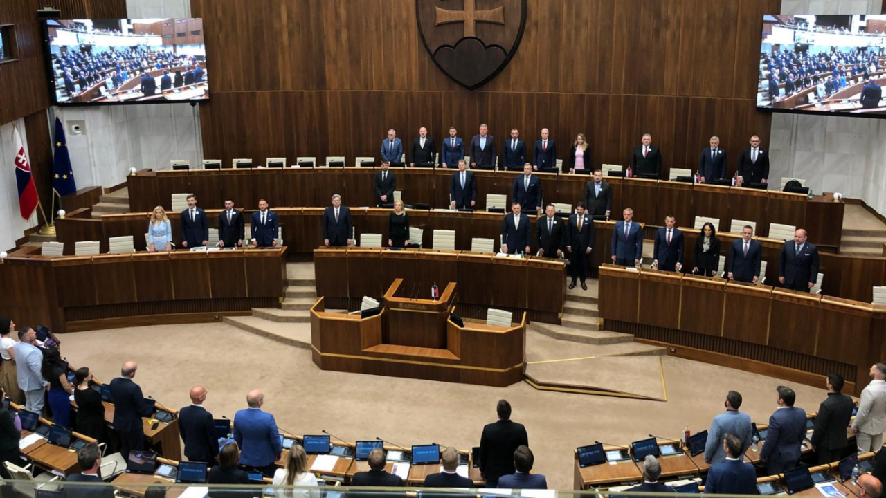 Poslanci po prestávke znova rokovali. Parlament prijal uznesenie k ...