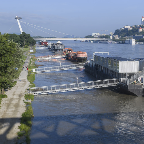 FOTO: Dunaj je pod drobnohľadom. Hladina rieky stúpa, v Devíne vyhlásili mimoriadnu situáciu | ta3