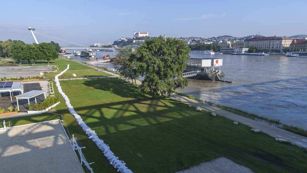 FOTO: Dunaj je pod drobnohľadom. Hladina rieky stúpa, v Devíne vyhlásili mimoriadnu situáciu | ta3