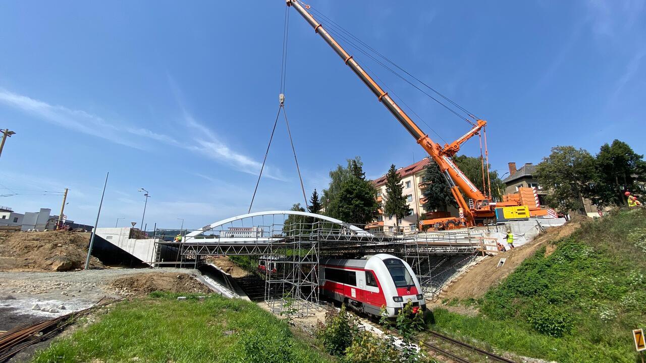 V Prešove sa vo vzduchu vznášali tony ocele. Most Apollo postupne ...