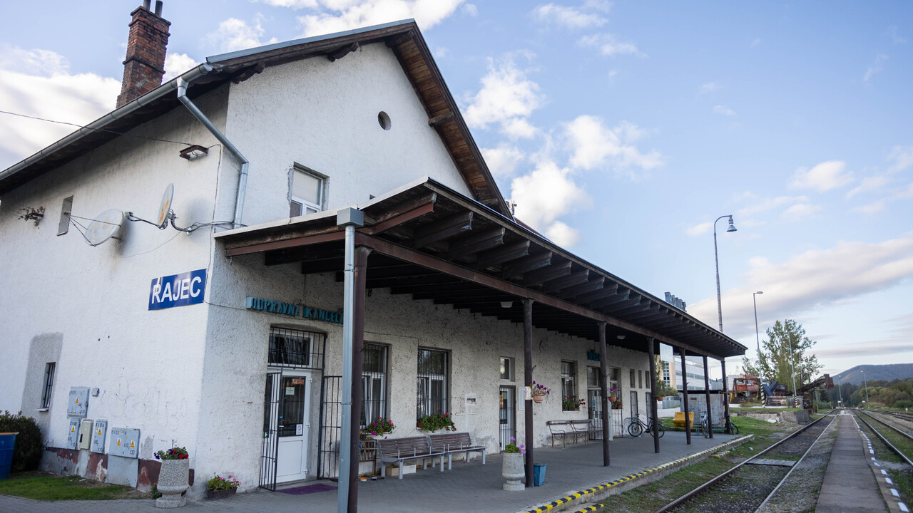 Rajec ostal na pol roka bez vlakov. Zo železničnej stanice vypravujú ...
