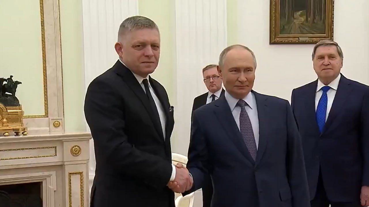 Fico sa stretol s Putinom v Moskve. Rokovali sme o plyne a vymenili sme ...