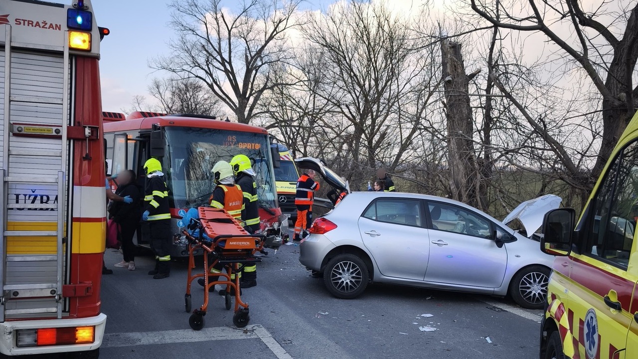 Vážna nehoda pri Nitre: Zrazili sa auto a autobus, hlásia obeť a 6 zranených. Polícia vysvetlila ...