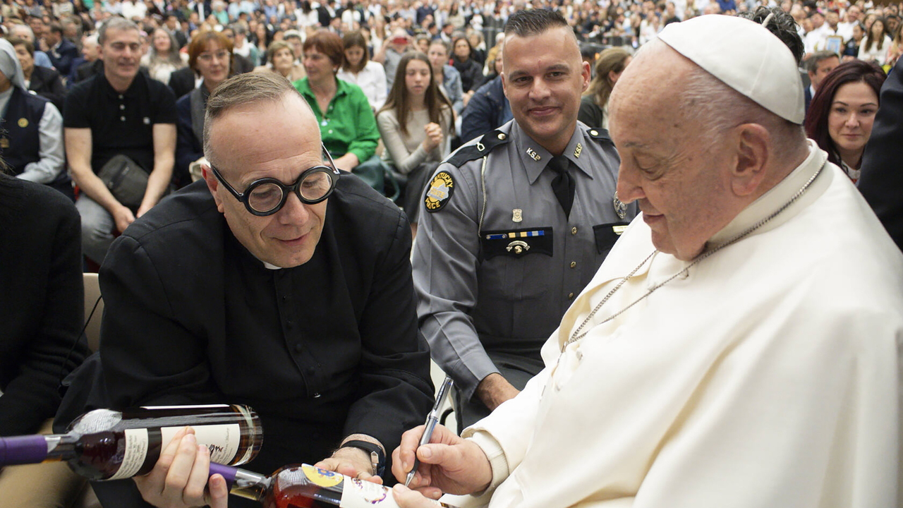 Pápež František strávil v nemocnici pokojný deň. Pokračuje v liečbe ...