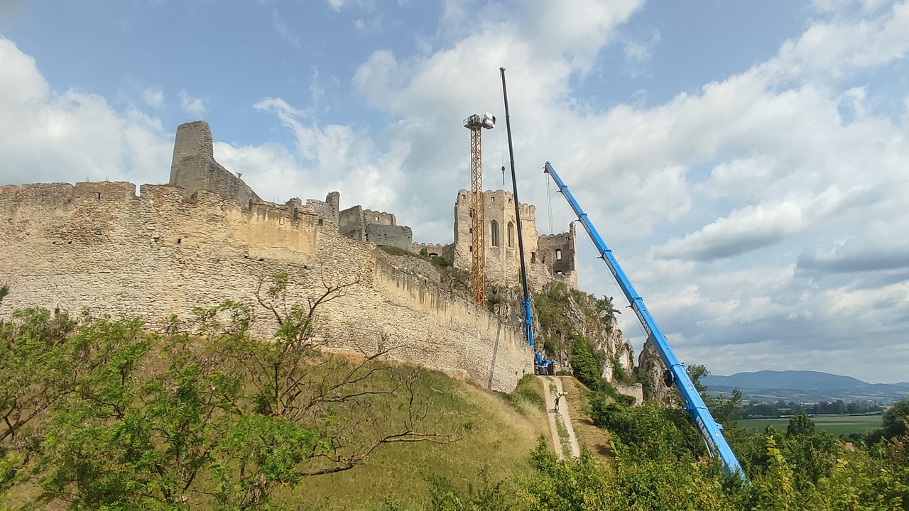 Na hrad Beckov sa po rokoch vrátil žeriav. Rekonštrukcia si vyžiada ...