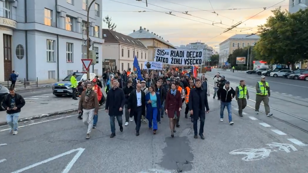 SaS zvolala pochod proti šéfovi SIS, prišli stovky ľudí. Kolíková ...