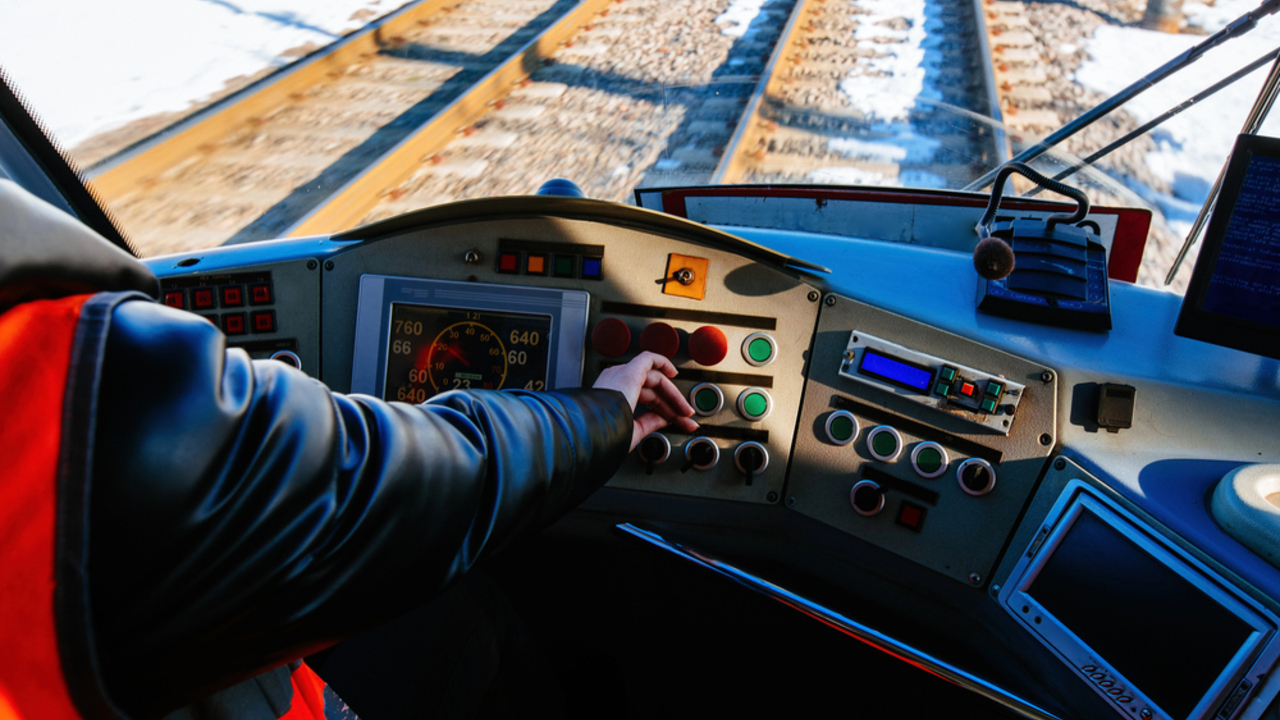 Rušňovodičmi sú dnes pekári aj cukrári. Expert Kubáček: Nehody vlakov ...