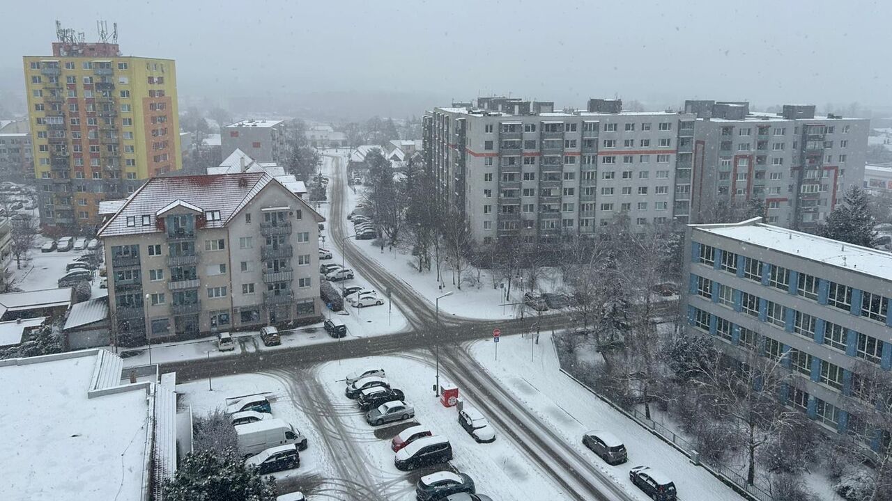 FOTO: Kalamite sa nevyhneme. Západ môže zasypať až 30 cm snehu ...