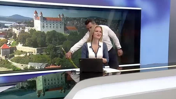 Prekvapenie v štúdiu. Živé vysielanie prerušili zvyky, moderátorku TA3 ...